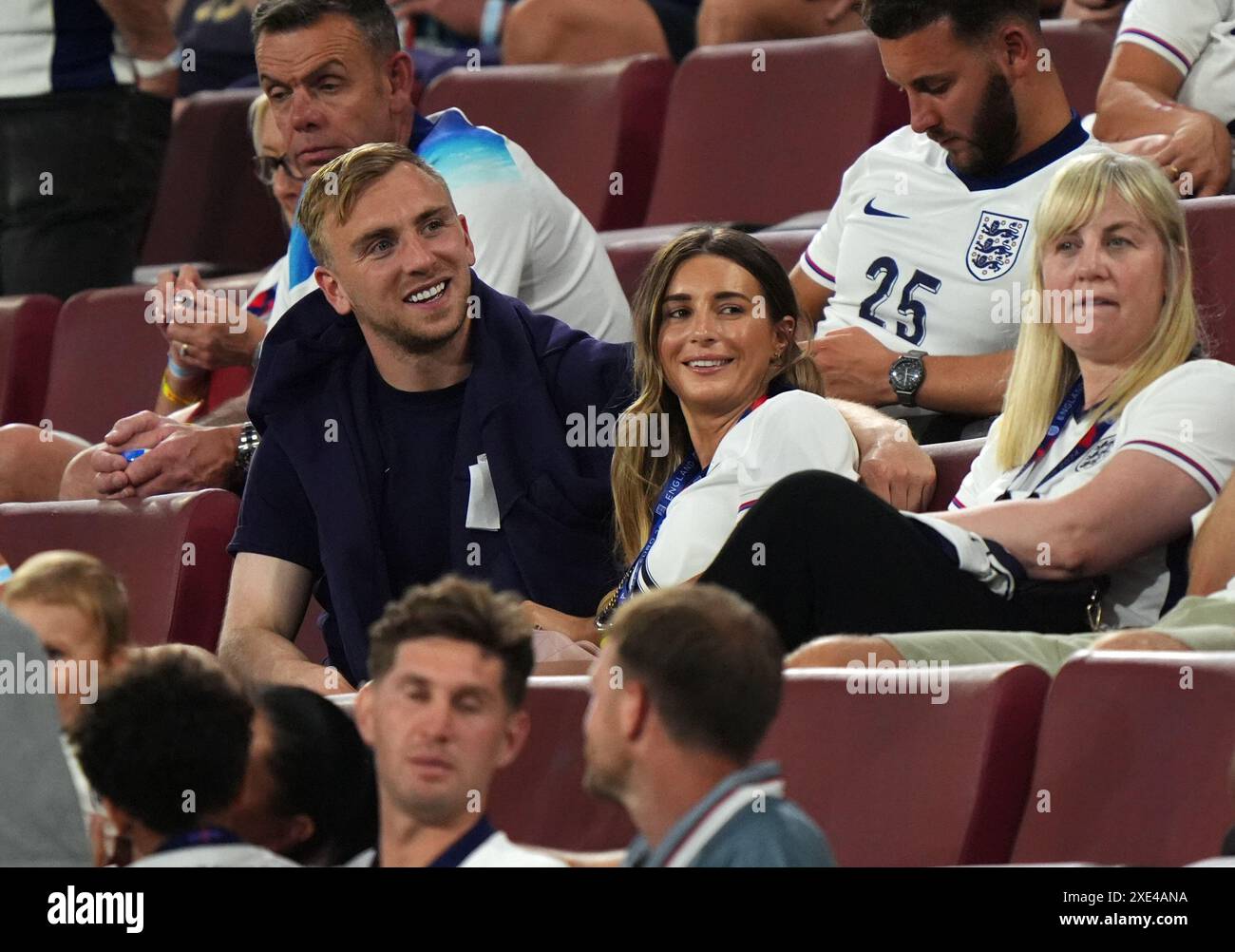 Dani Dyer, Partner des Englands Jarrod Bowen (links), nach dem ...