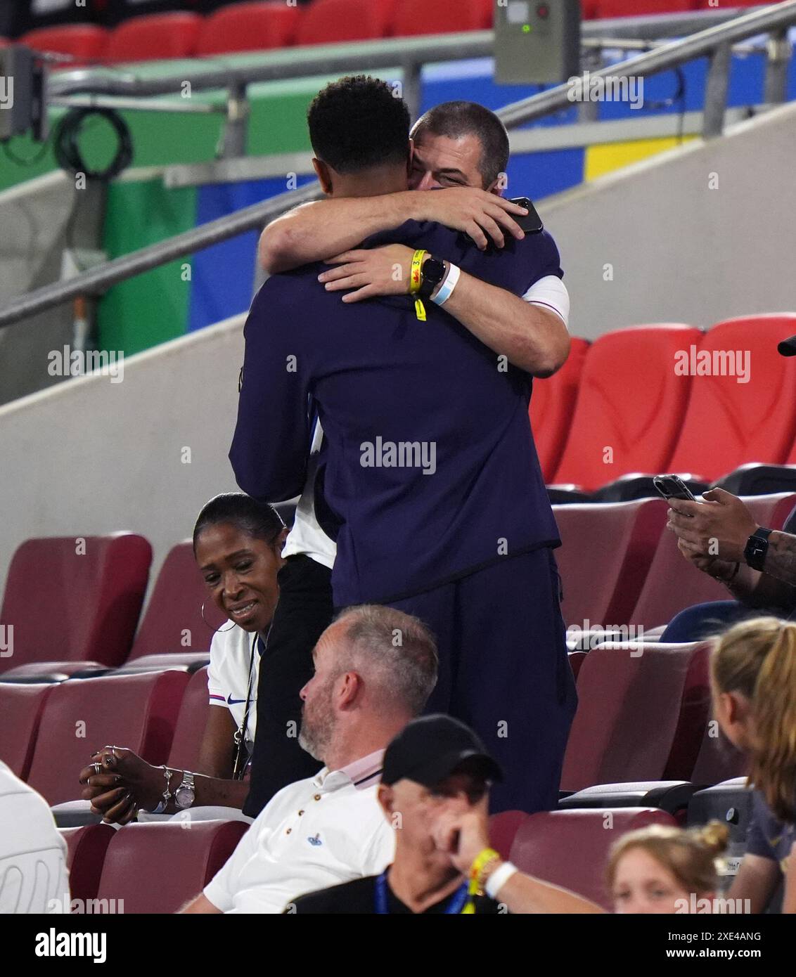 Englands Jude Bellingham mit seinen Eltern Mark Bellingham und Denise ...