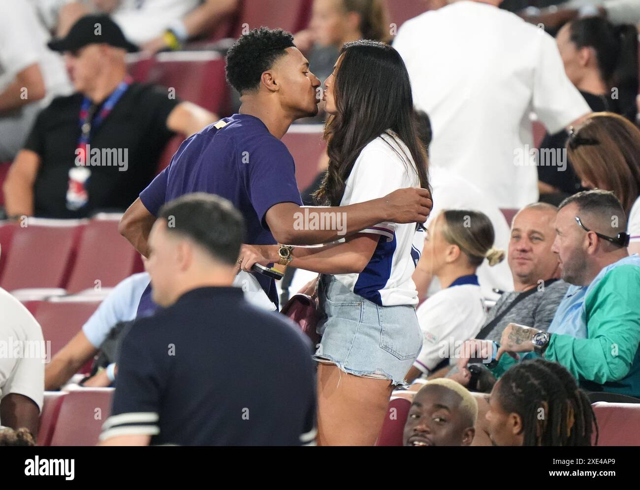 Ellie Alderson, Partnerin der Englands Ollie Watkins (links), nach dem ...