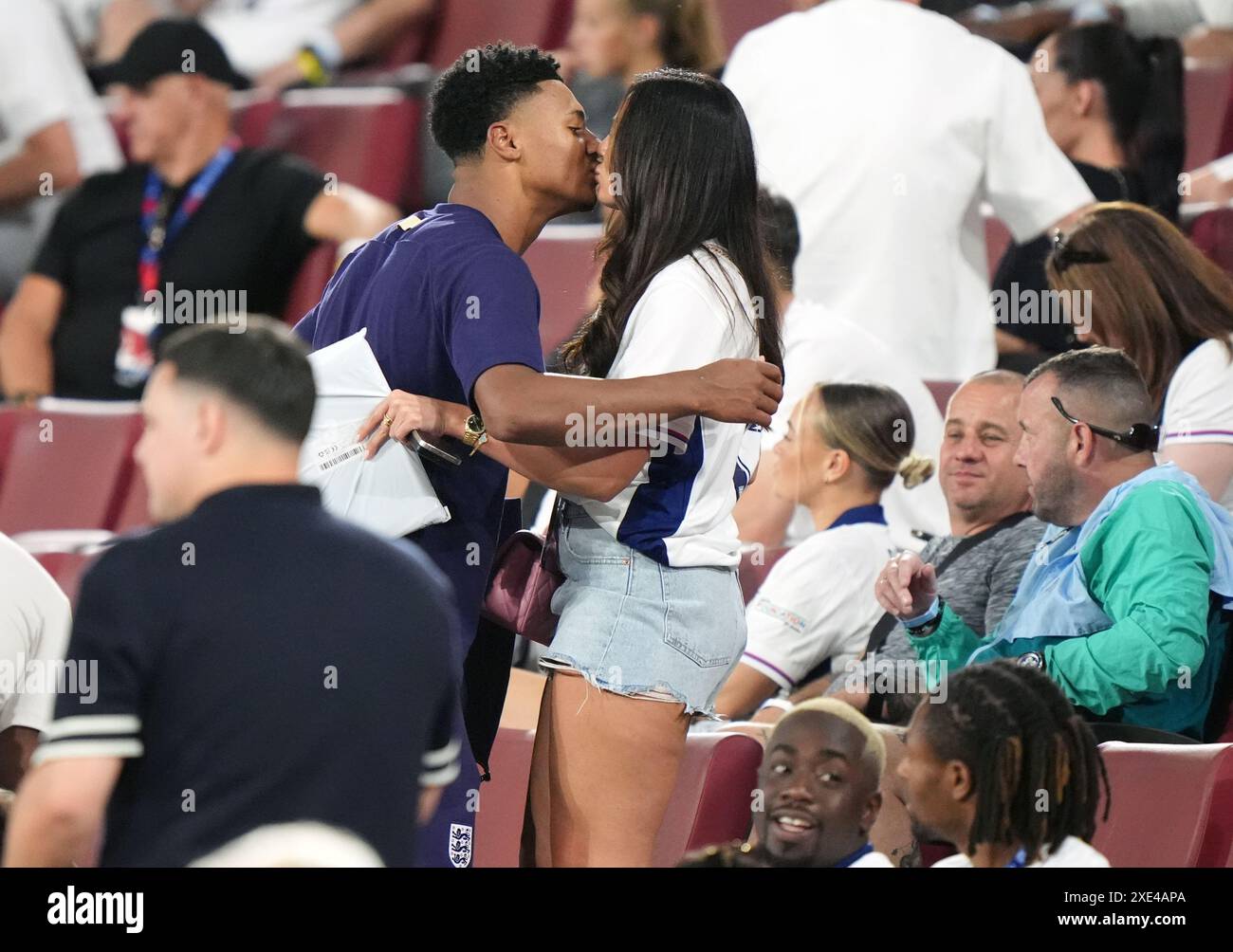 Ellie Alderson, Partnerin der Englands Ollie Watkins (links), nach dem ...
