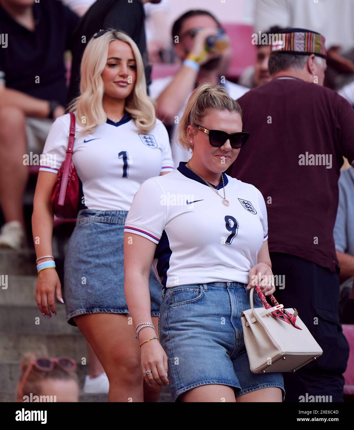 Katie Goodland, Ehefrau von Harry Kane und Megan Davison (dahinter ...