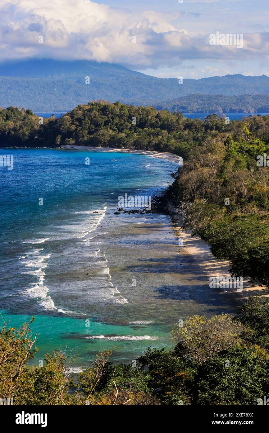 Blick nach Süden zum Paal Beach und Tangkoko Nature Reserve hinter dem ...