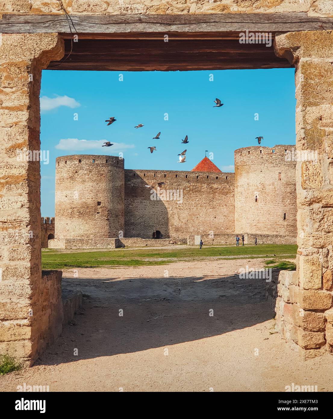 Tor zur Zitadelle von Akkerman Festung. Vogelschar fliegt über die ...