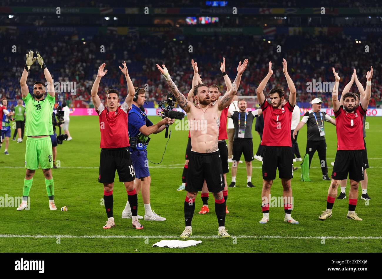 Georgien feiert den Sieg ihrer Mannschaft beim Gruppenspiel der UEFA ...