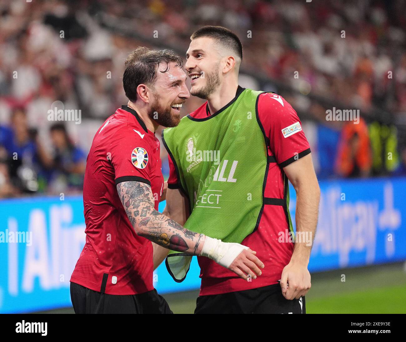 Georgiens Guram Kashia (rechts) feiert mit seiner Teamkollegin Luka ...