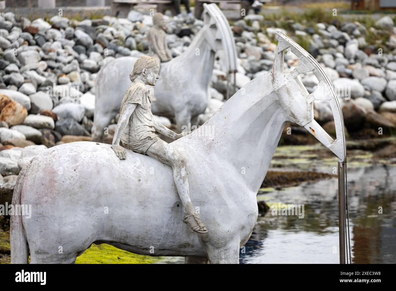 Die Skulptur Rising Tide von Pferden im Wasser, geschaffen vom Künstler ...