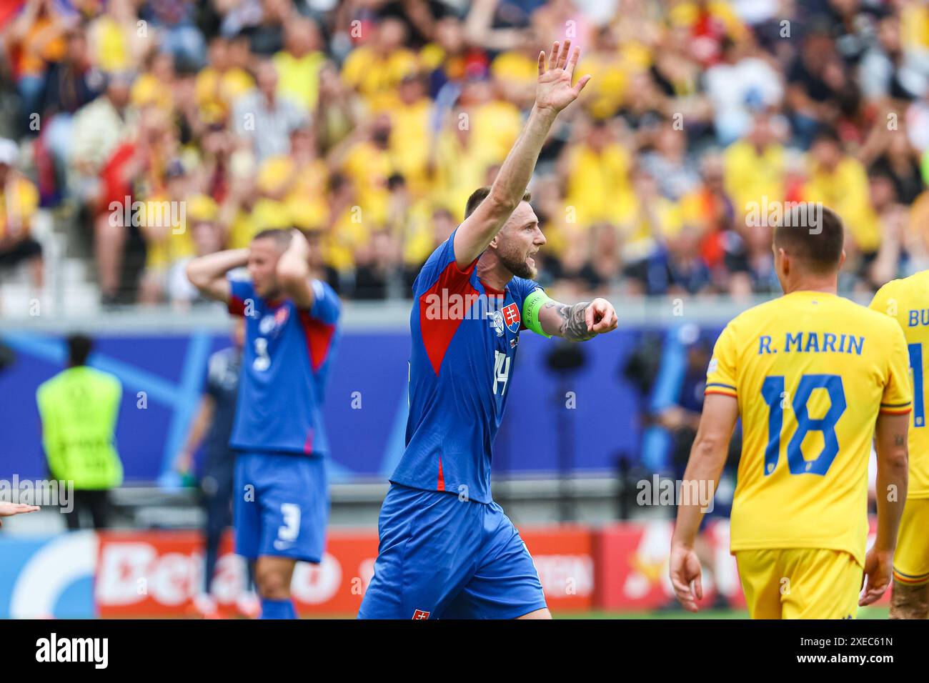 Milan Skriniar ( Slovakei #14) hebt den Arm hoch GER, Slowakei (SVK ...