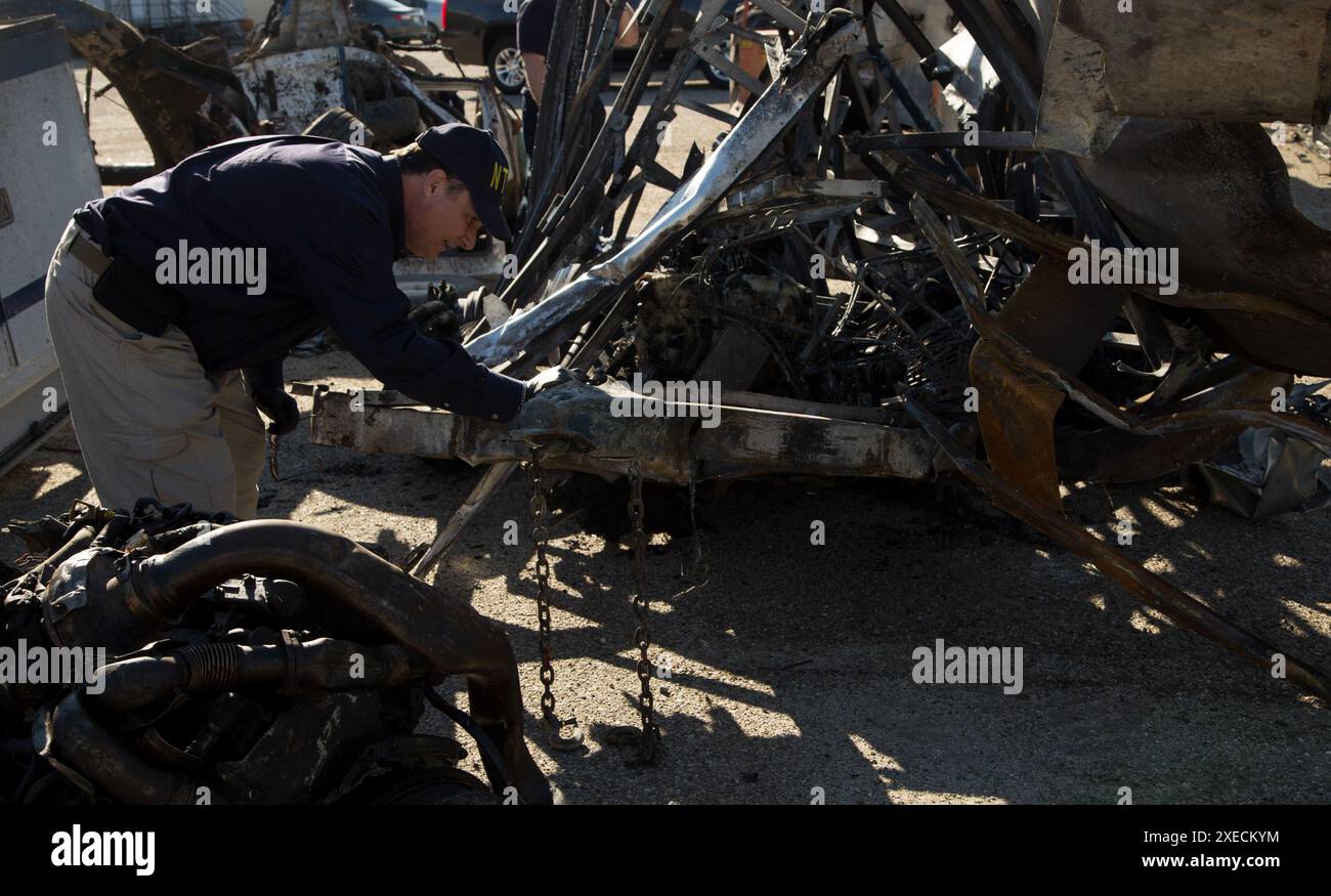 Der NTSB-Highway-Ermittler Michael Fox untersucht einen zerrütteten Lkw ...