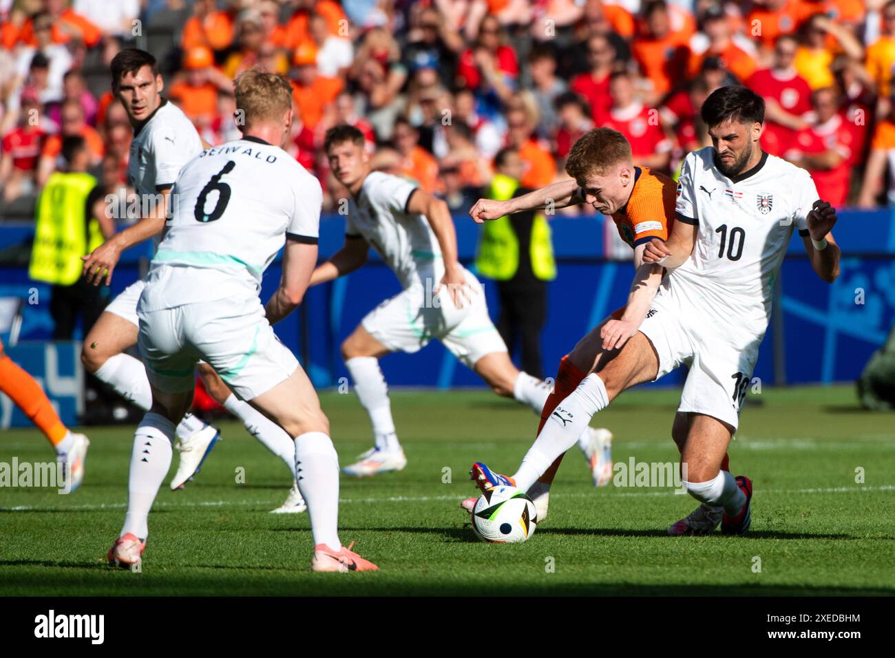 Florian Grillitsch (Oesterreich, #10) im Zweikampf mit Jerdy Schouten (Niederlande, #24), davor ...