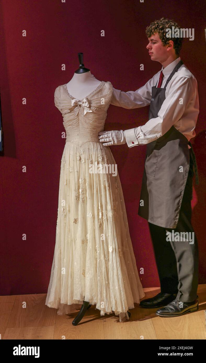 Christies London 28. Juni 2024 Ein königliches Brautjungfernkleid von ...