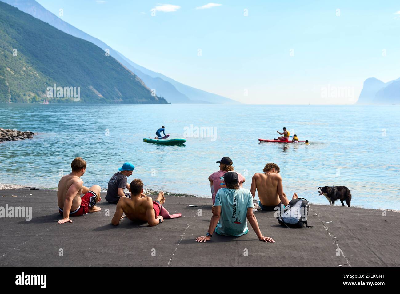 Nago Torbole, Gardasee, Italien - 27. Juni 2024: Touristen genießen den ...