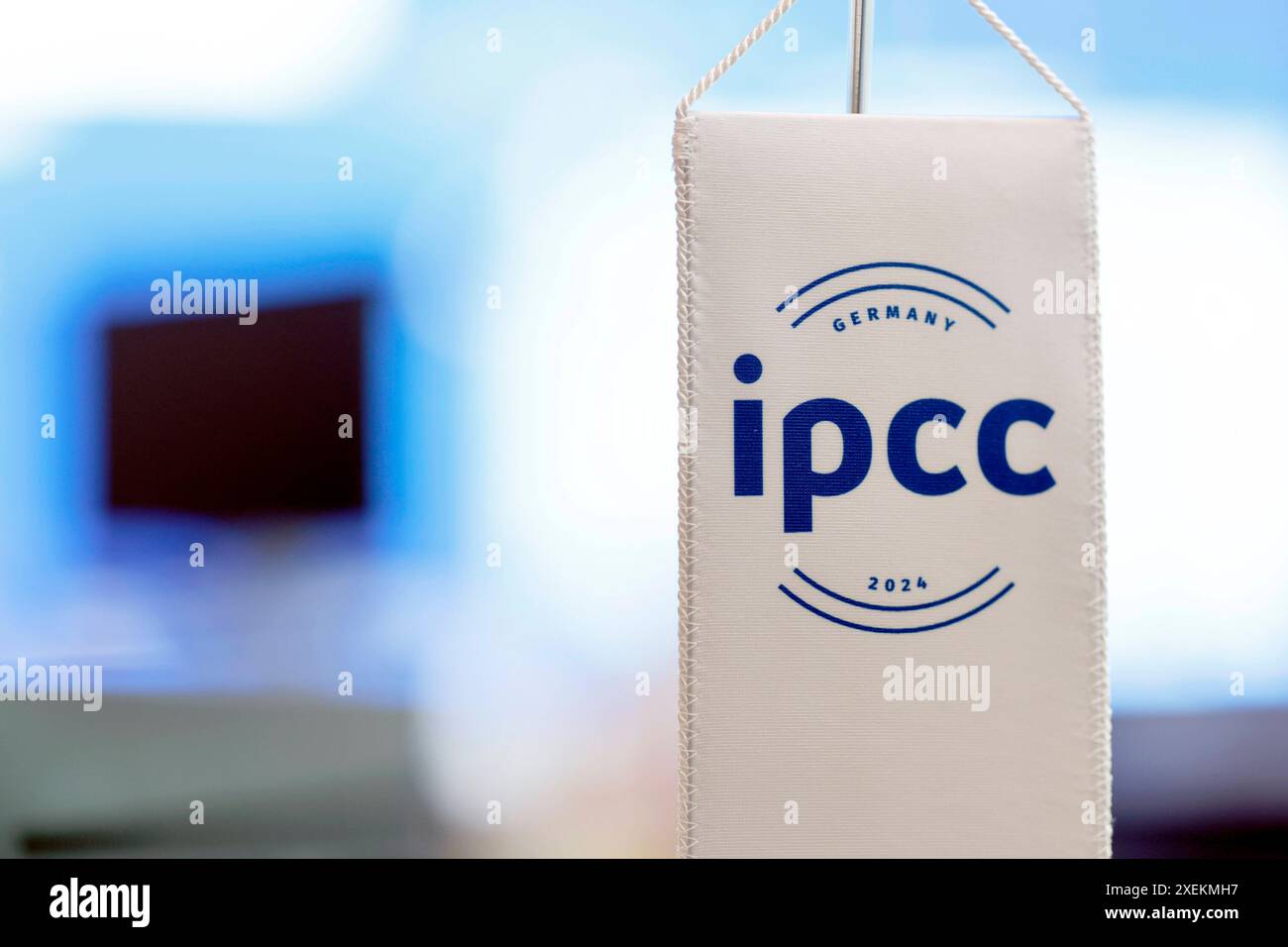 Das Logo des IPCC zu sehen beim Besuch von Bundeskanzler Scholz SPD und NRW-Innenminister ...