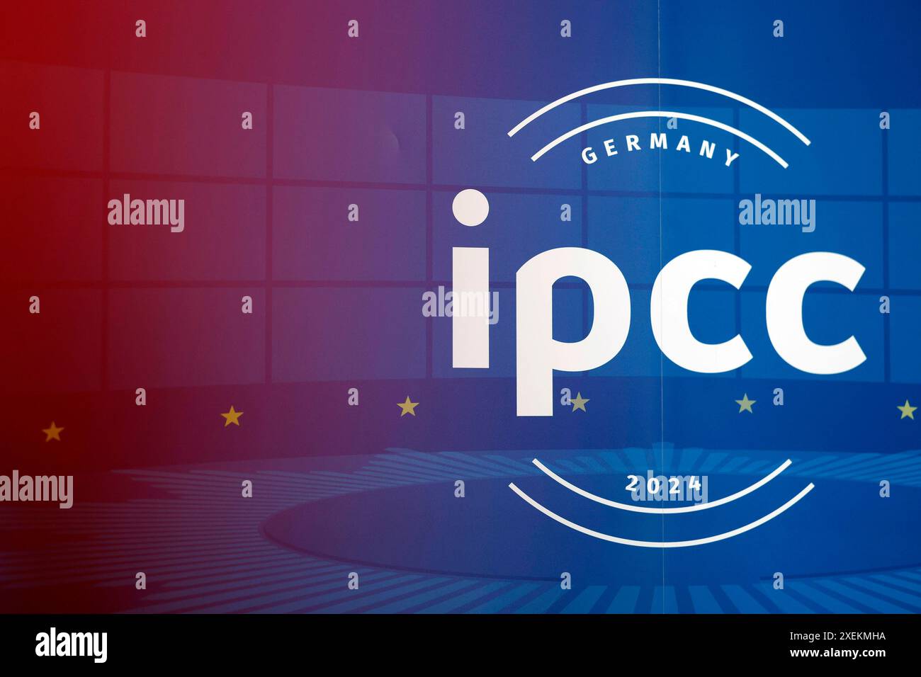 Das Logo des IPCC zu sehen beim Besuch von Bundeskanzler Scholz SPD und NRW-Innenminister ...