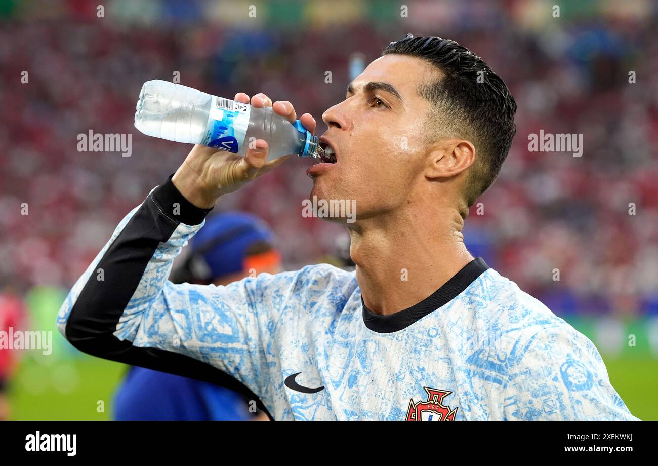 Portugals Cristiano Ronaldo Trinkwasser vor dem Gruppenspiel der UEFA ...