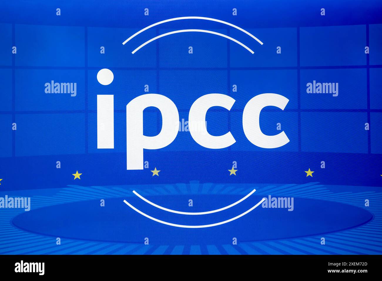 Bundeskanzler Olaf Scholz und NRW-Innenminister Herbert Reul zu Besuch im IPCC. Das Logo des ...