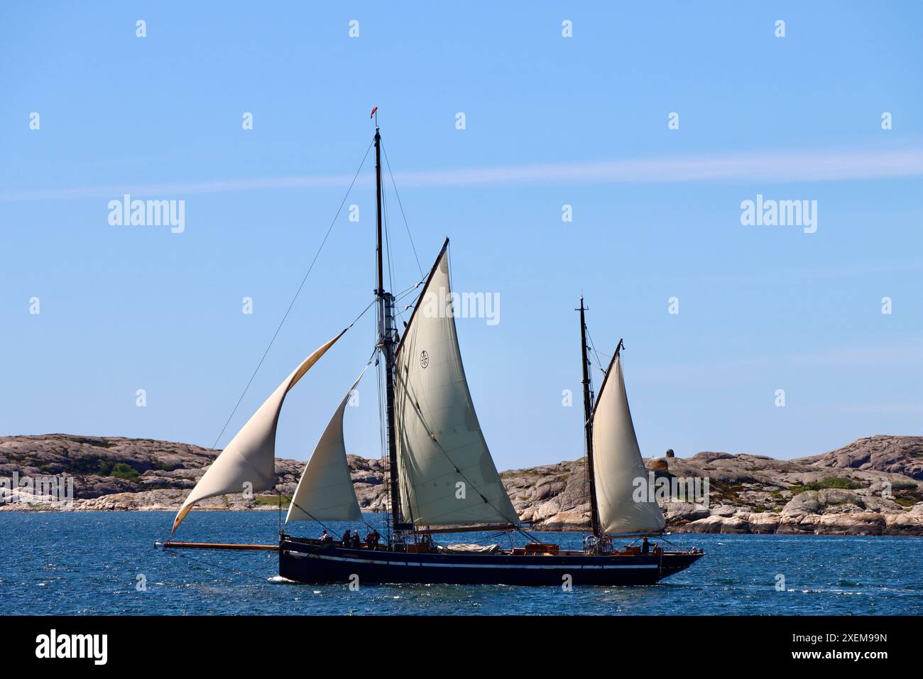 Altes Segelboot, das Inseln im Fjällbacka-Archipel an der Westküste ...