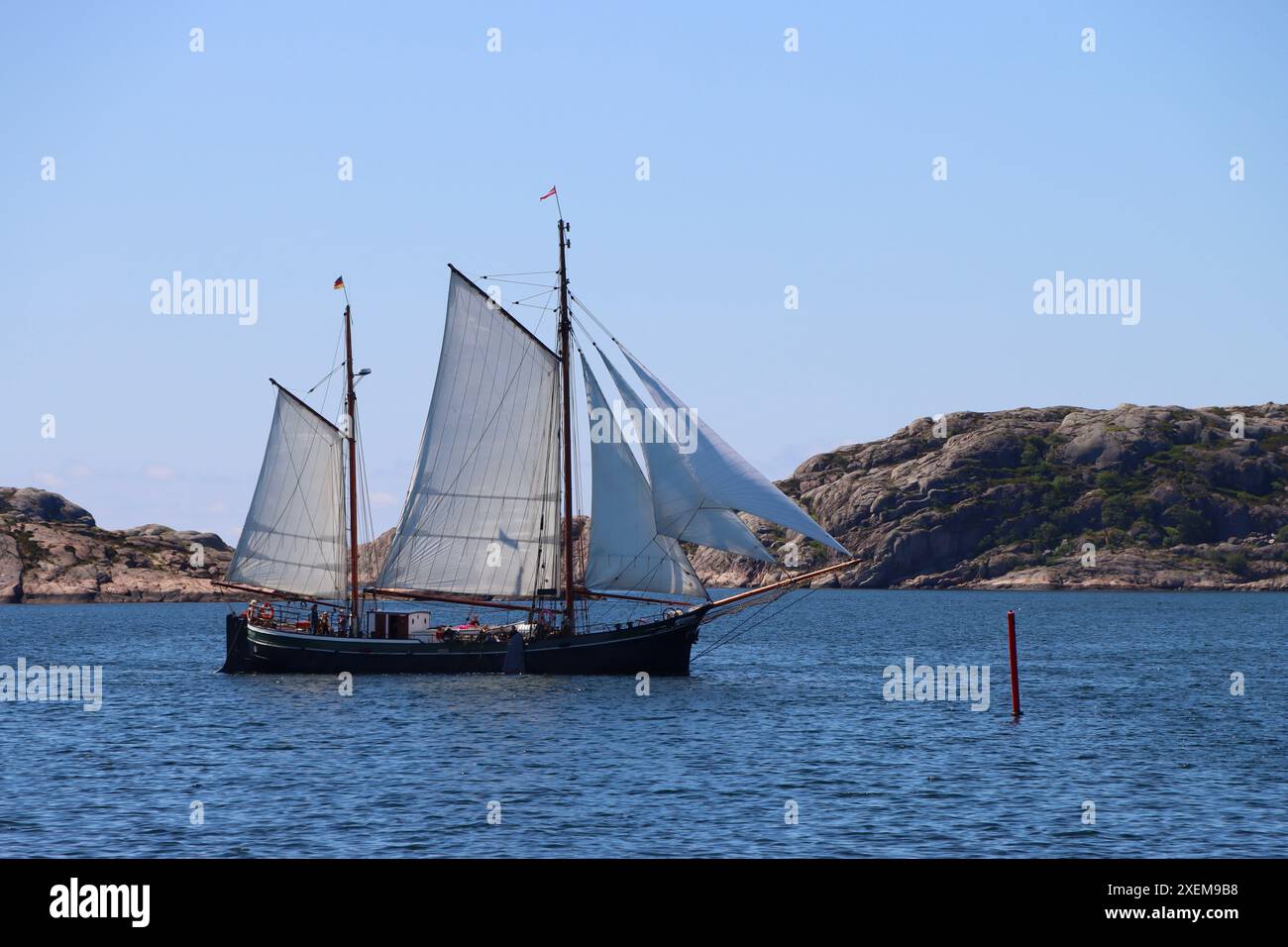 Altes Segelboot, das Inseln im Fjällbacka-Archipel an der Westküste ...