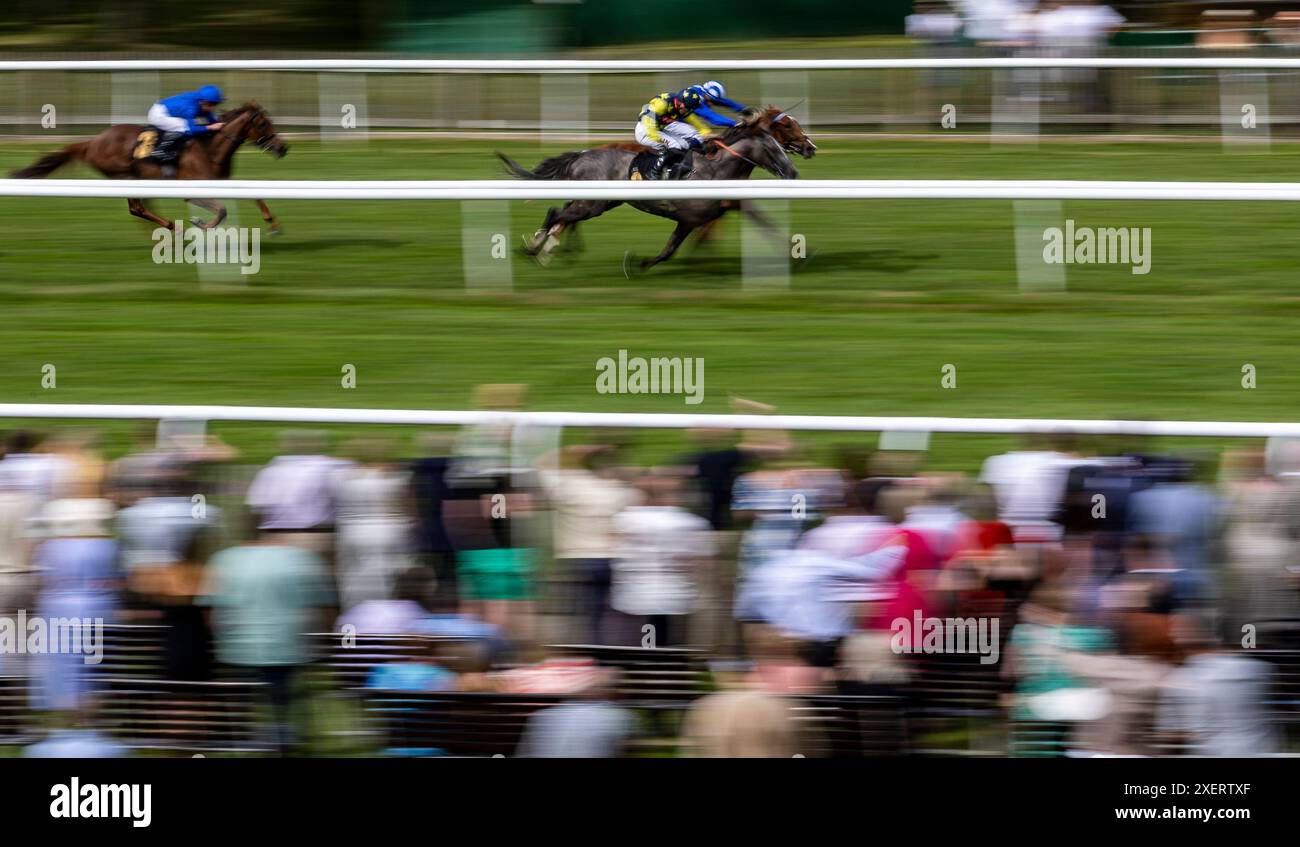 Mrs. Twig, geritten von Jockey Tom Marquand, gewinnt das Stradivarius ...