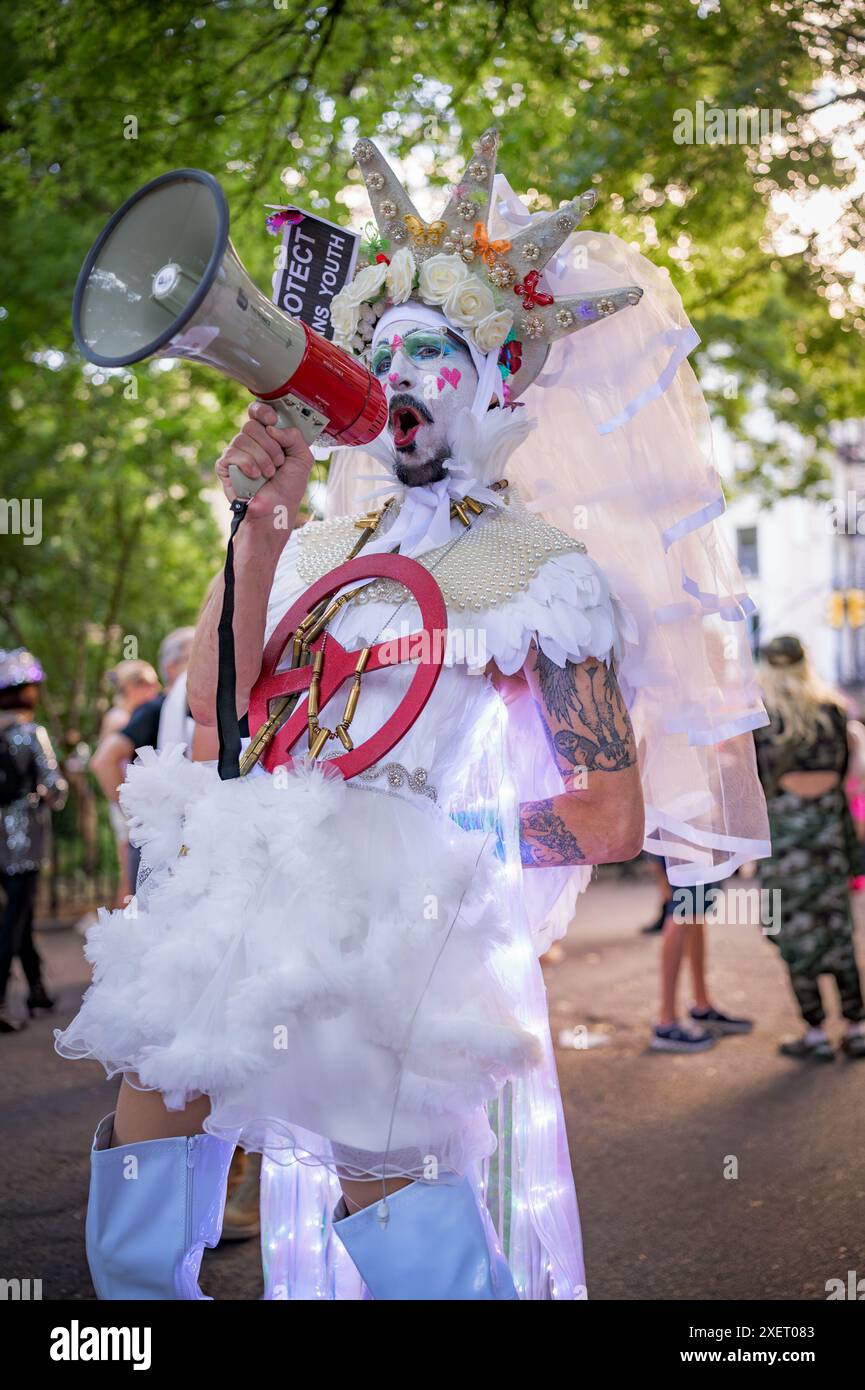 USA. Juni 2024. Hunderte von Drag Queens und Kings füllten die Straßen für den 30. Jährlichen ...