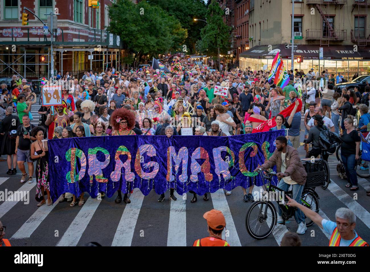 USA. Juni 2024. Hunderte von Drag Queens und Kings füllten die Straßen ...
