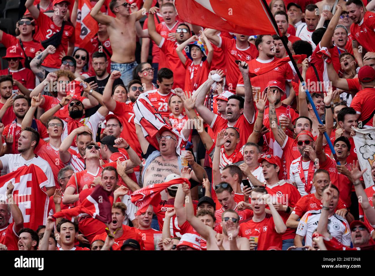 Die Fans der Schweiz zeigen ihre Unterstützung in den Tribünen beim ...