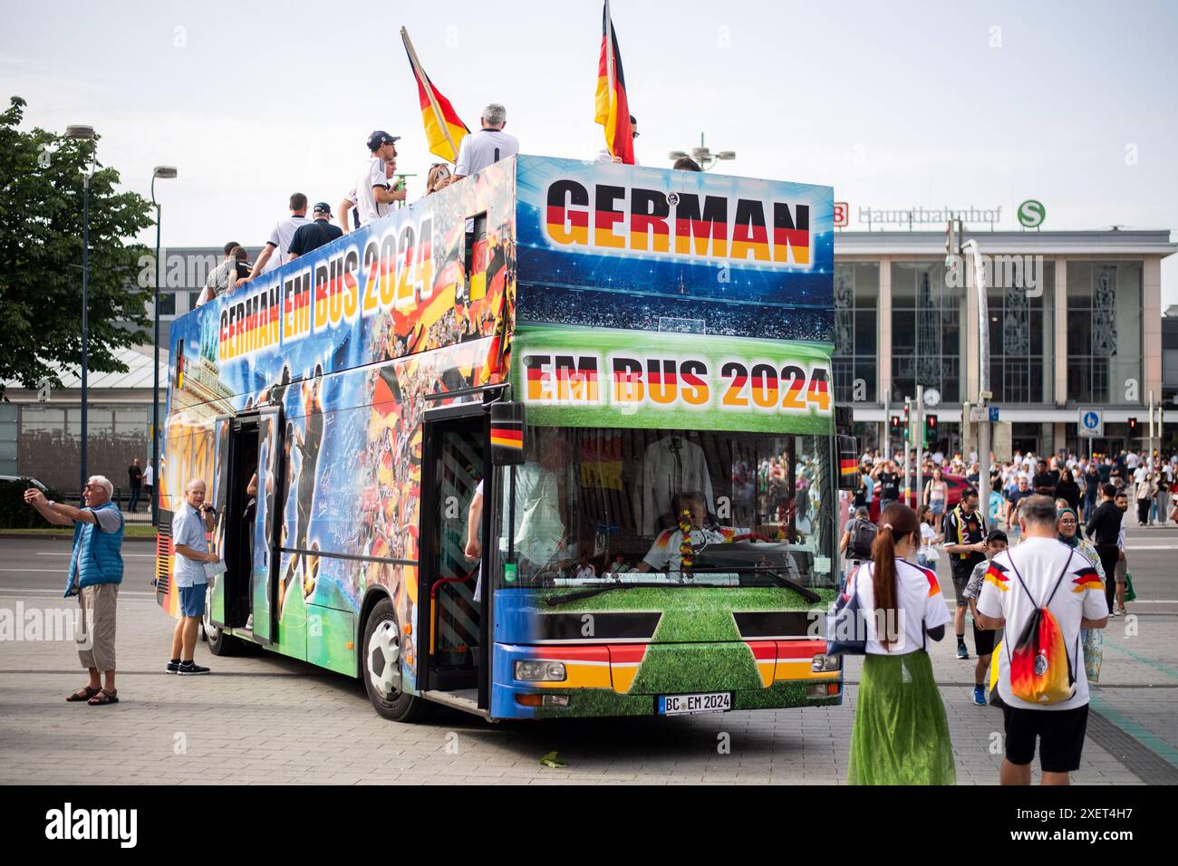 Symbolbild / Themenfoto German EM Bus 2024 mit Fans am Hauptbahnhof ...