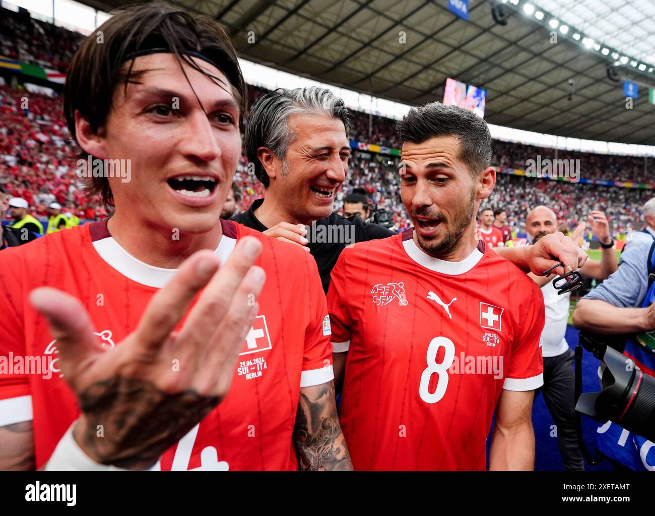Der Schweizer Remo Freuler (rechts), der Trainer Murat Yakin und der ...