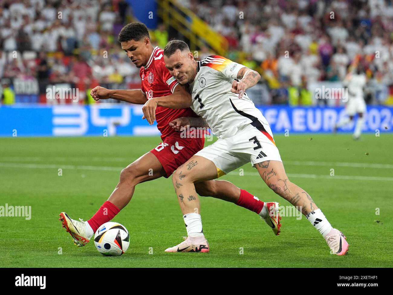 Der dänische Alexander Bah (links) und der deutsche David Raum kämpfen ...