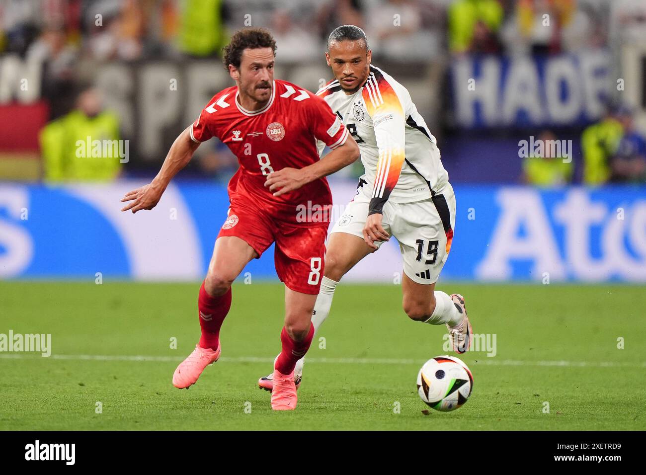 Der dänische Thomas Delaney (links) und der deutsche Leroy Sane kämpfen ...