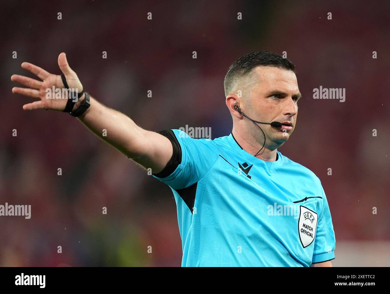 Schiedsrichter Michael Oliver beim Achtelfinale der UEFA Euro 2024 im ...