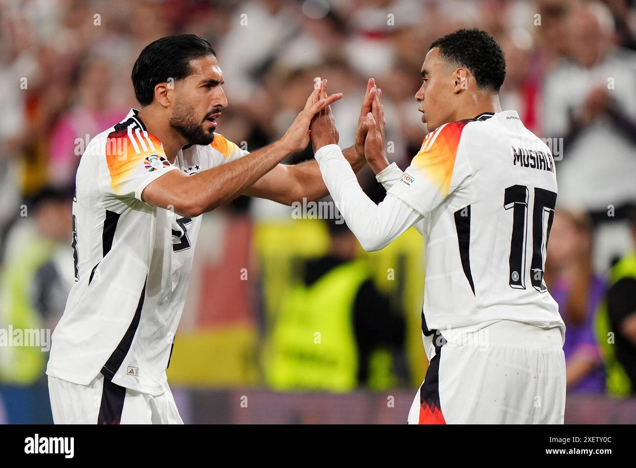 Jamal Musiala (rechts) feiert mit Emre Can, nachdem sie im Achtelfinale ...