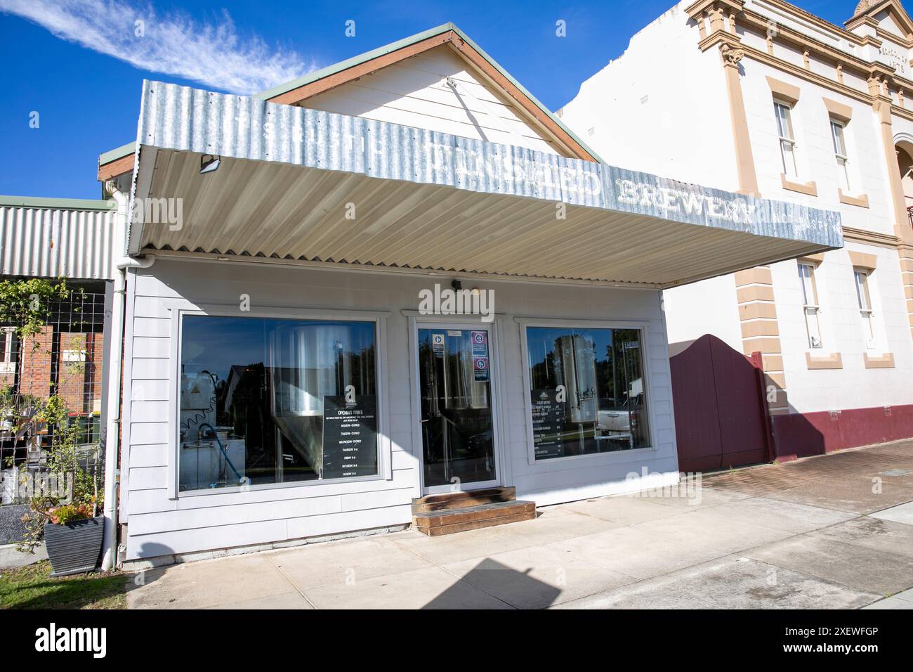 Stadtzentrum von Dungog und lokales Brauereigebäude, getönte Brauerei ...