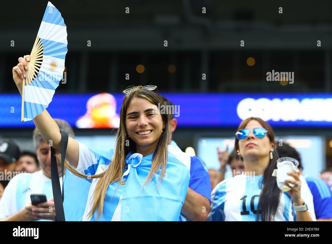 Argentinas Fans jubeln ihr Team beim Copa America USA 2024, dem ...
