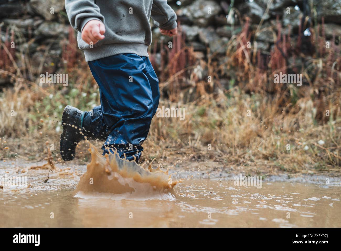 Nasse hosen kinder junge -Fotos und -Bildmaterial in hoher Auflösung ...