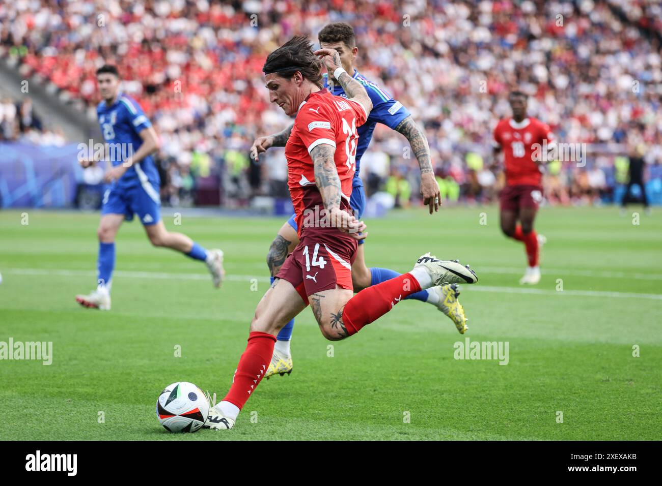 Berlin, Deutschland. Juni 2024. Steven Zuber aus der Schweiz schießt ...