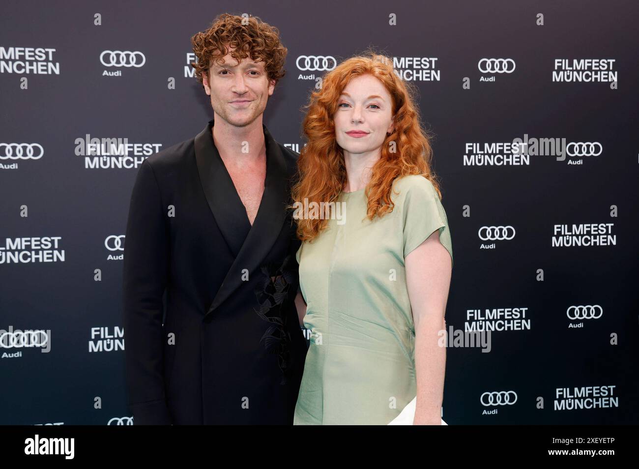 Daniel Donskoy und Marleen Lohse bei der Festivaleröffnung mit der ...