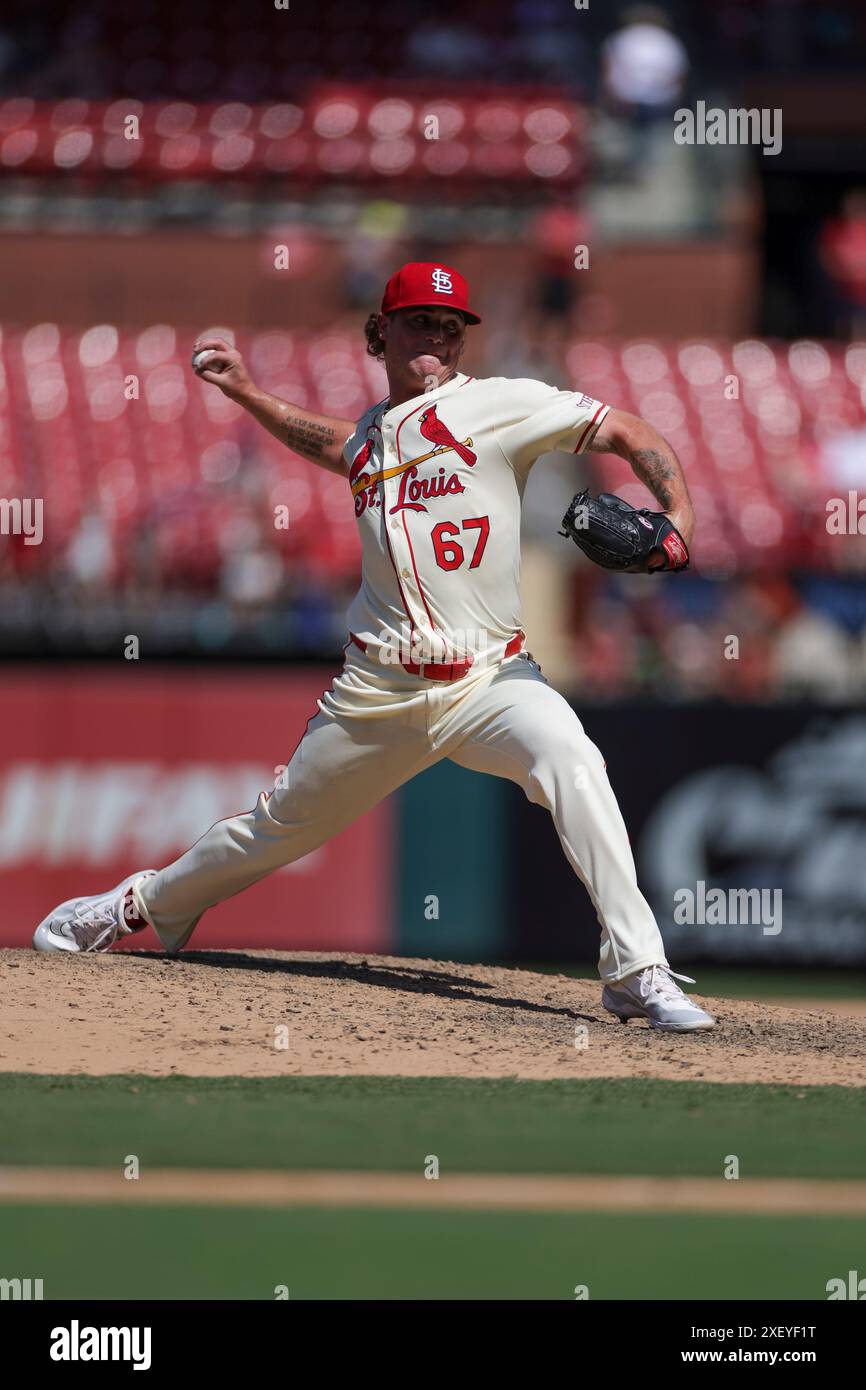 Gordon Graceffo #67 von den St. Louis Cardinals wirft während seines Debüts in der Major League ...