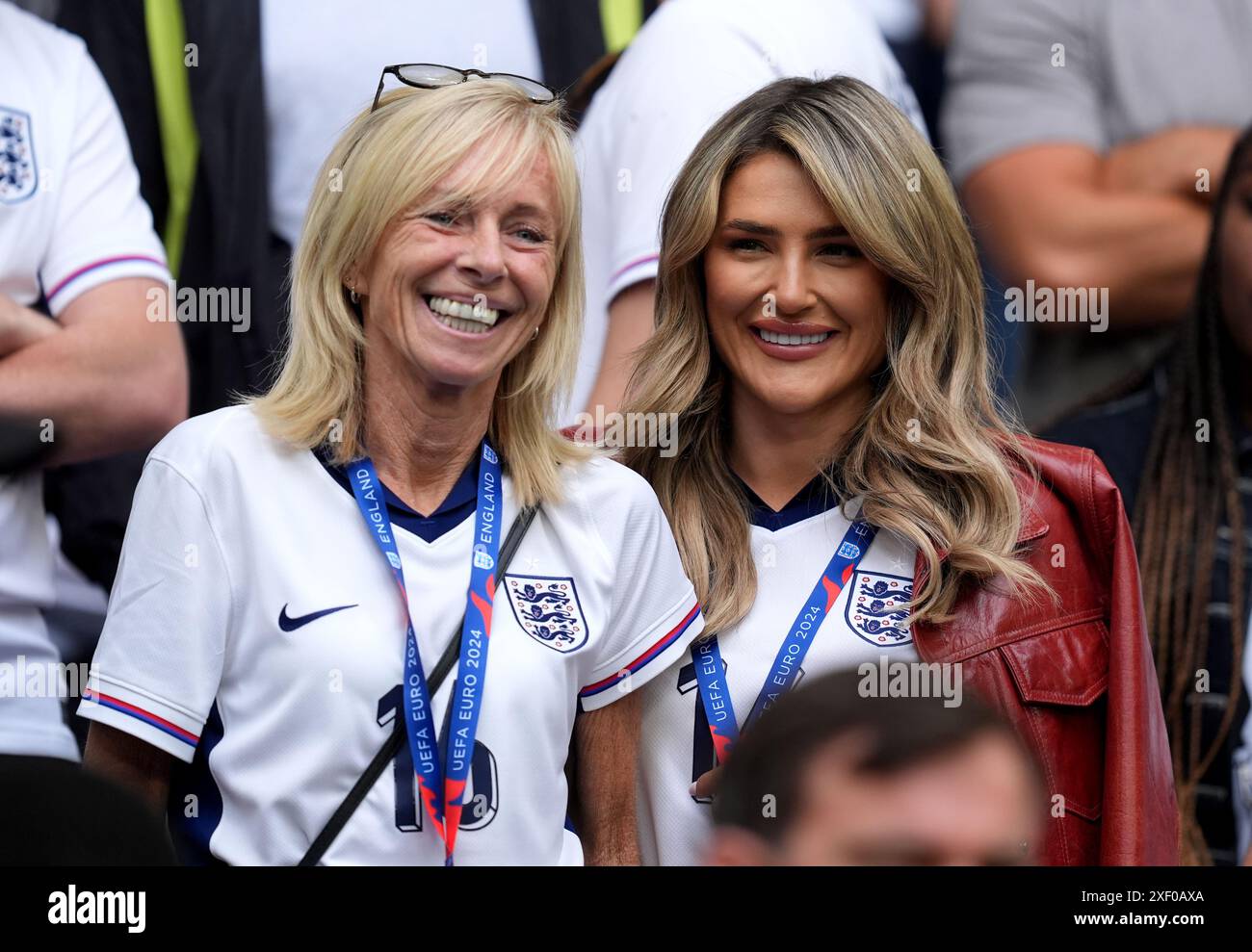 Aine May (Mitte), die Partnerin von Conor Gallagher, in der UEFA Euro ...
