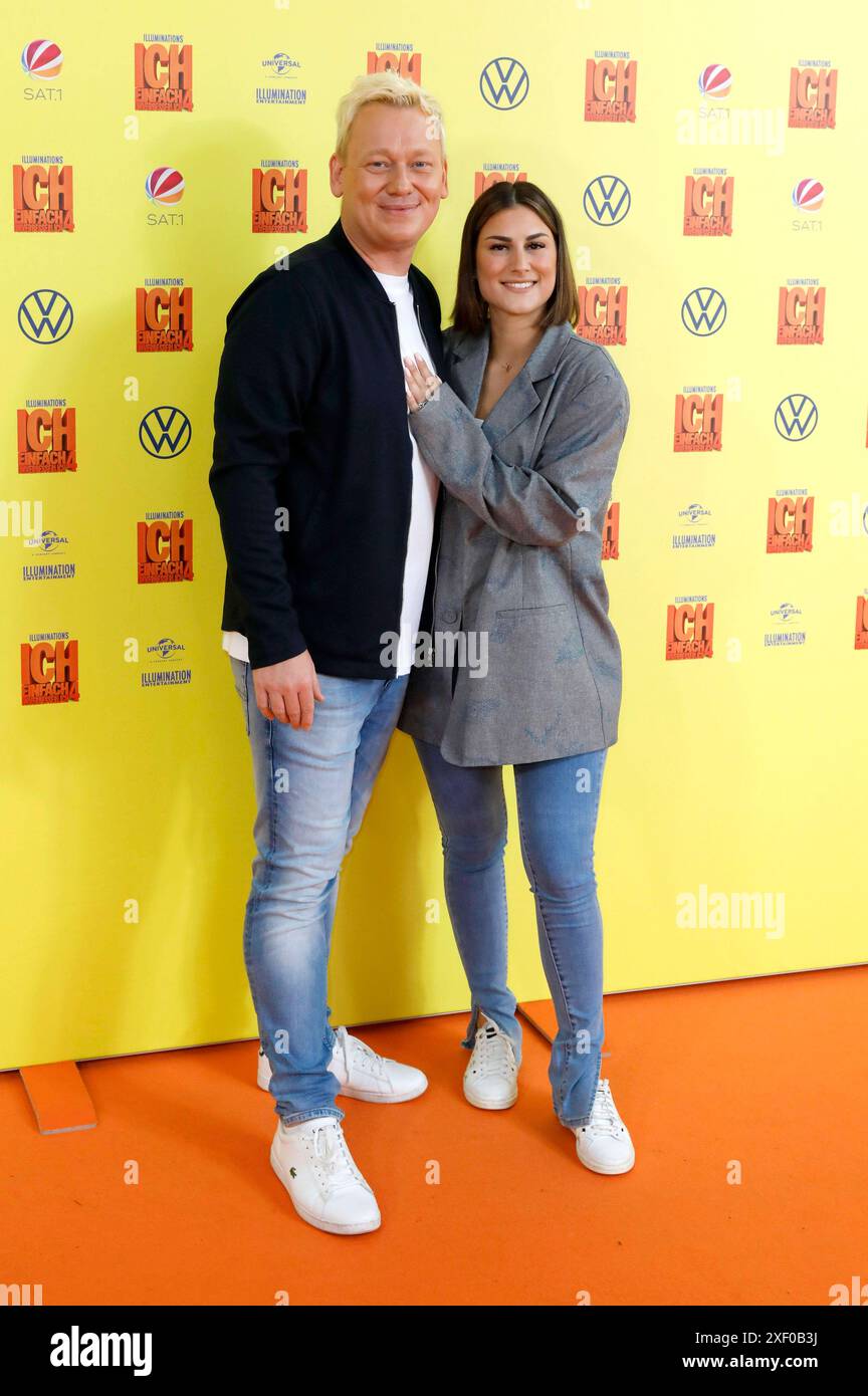 Jens Knossi Knossalla mit seiner Verlobten Lia Mitrou beim Fan ...