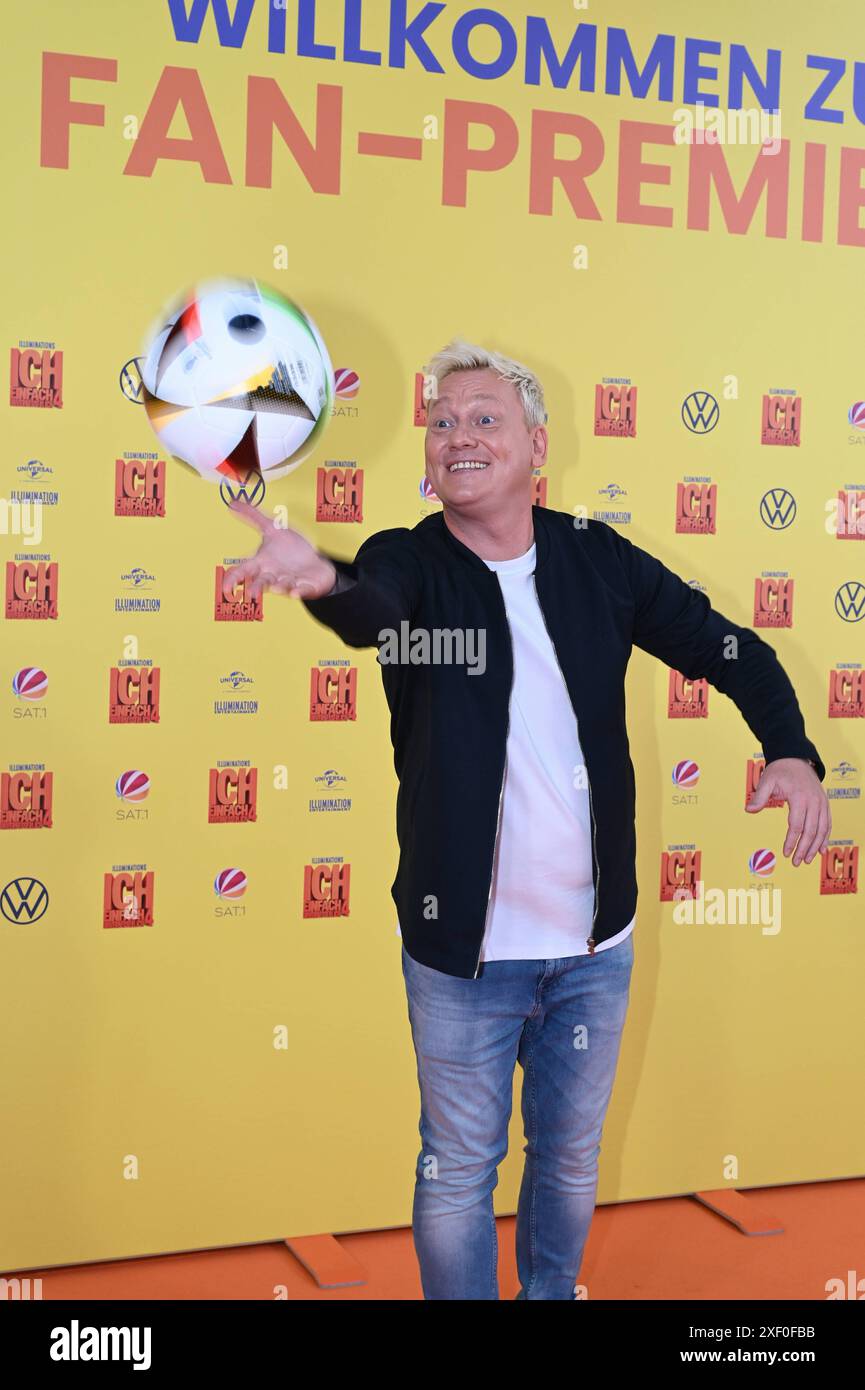 Der Entertainer Jens Knossi Knossalla kommt zur Prermiere des Minions ...