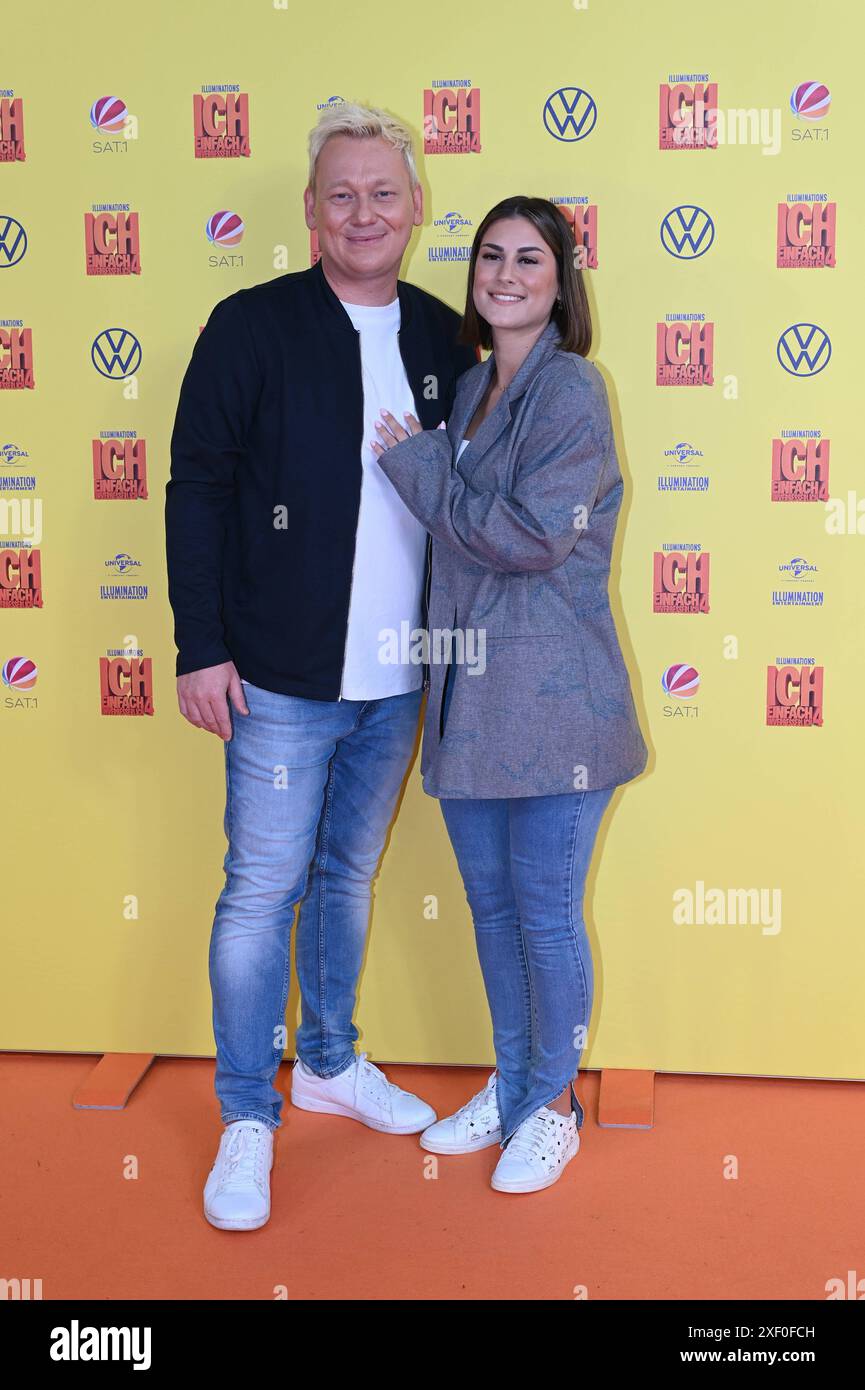 Der Entertainer Jens Knossi Knossalla und seine Verlobte Lia Mitrou ...