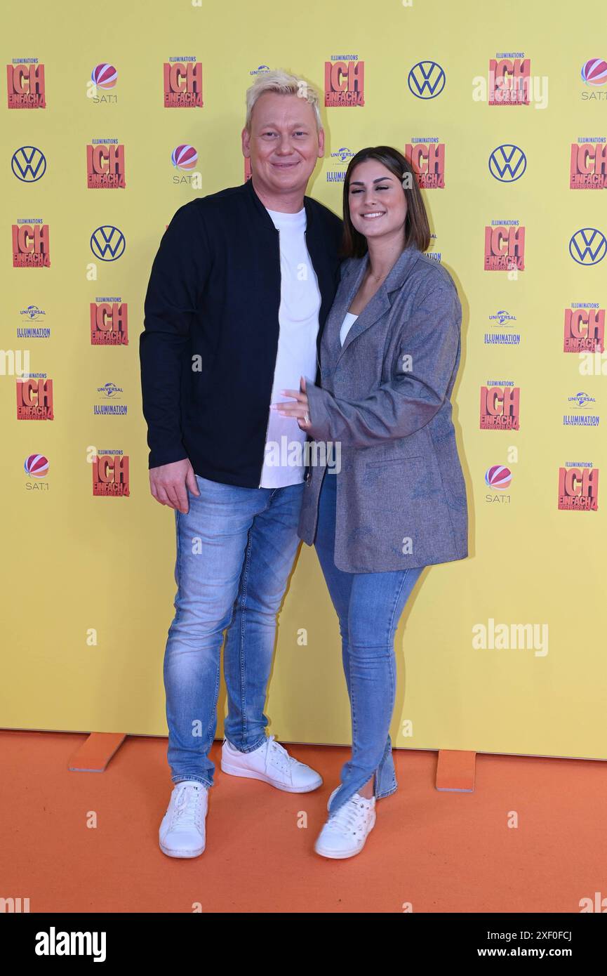 Der Entertainer Jens Knossi Knossalla und seine Verlobte Lia Mitrou kommt zur Prermiere des ...