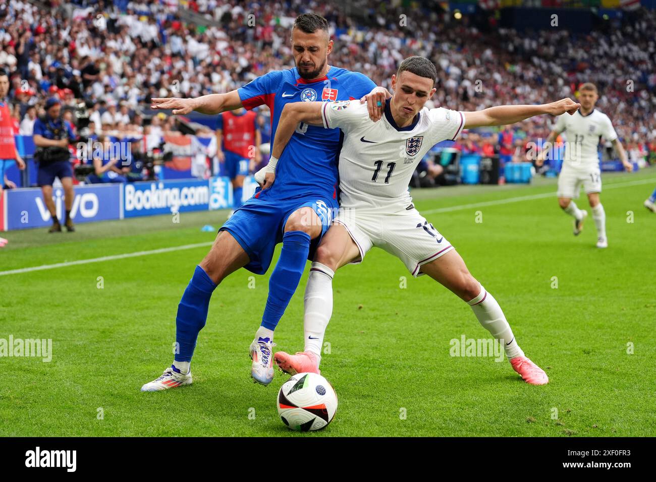 Der Engländer Phil Foden (rechts) und der slowakische Peter Pekarik ...