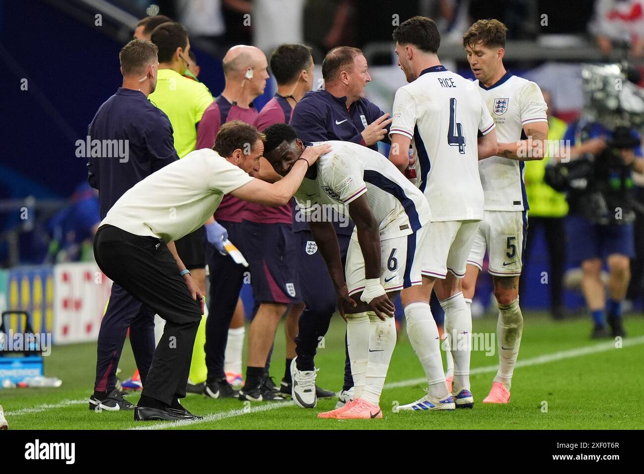 England-Trainer Gareth Southgate (links) spricht mit Englands Marc ... England-Trainer Gareth Southgate (links) spricht mit Englands Marc ...