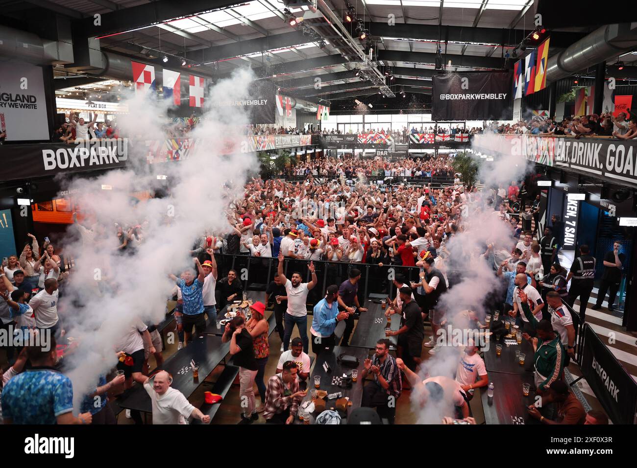 England Fans im Boxpark Wembley in London feiern den Sieg nach einem ...