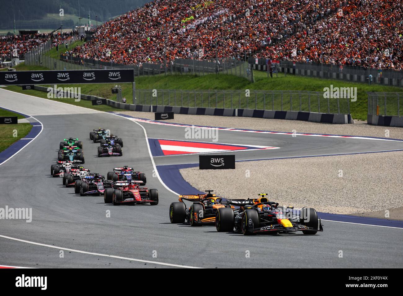 11 PEREZ Sergio (mex), Red Bull Racing RB20, Action 81 PIASTRI Oscar (aus), McLaren F1 Team ...