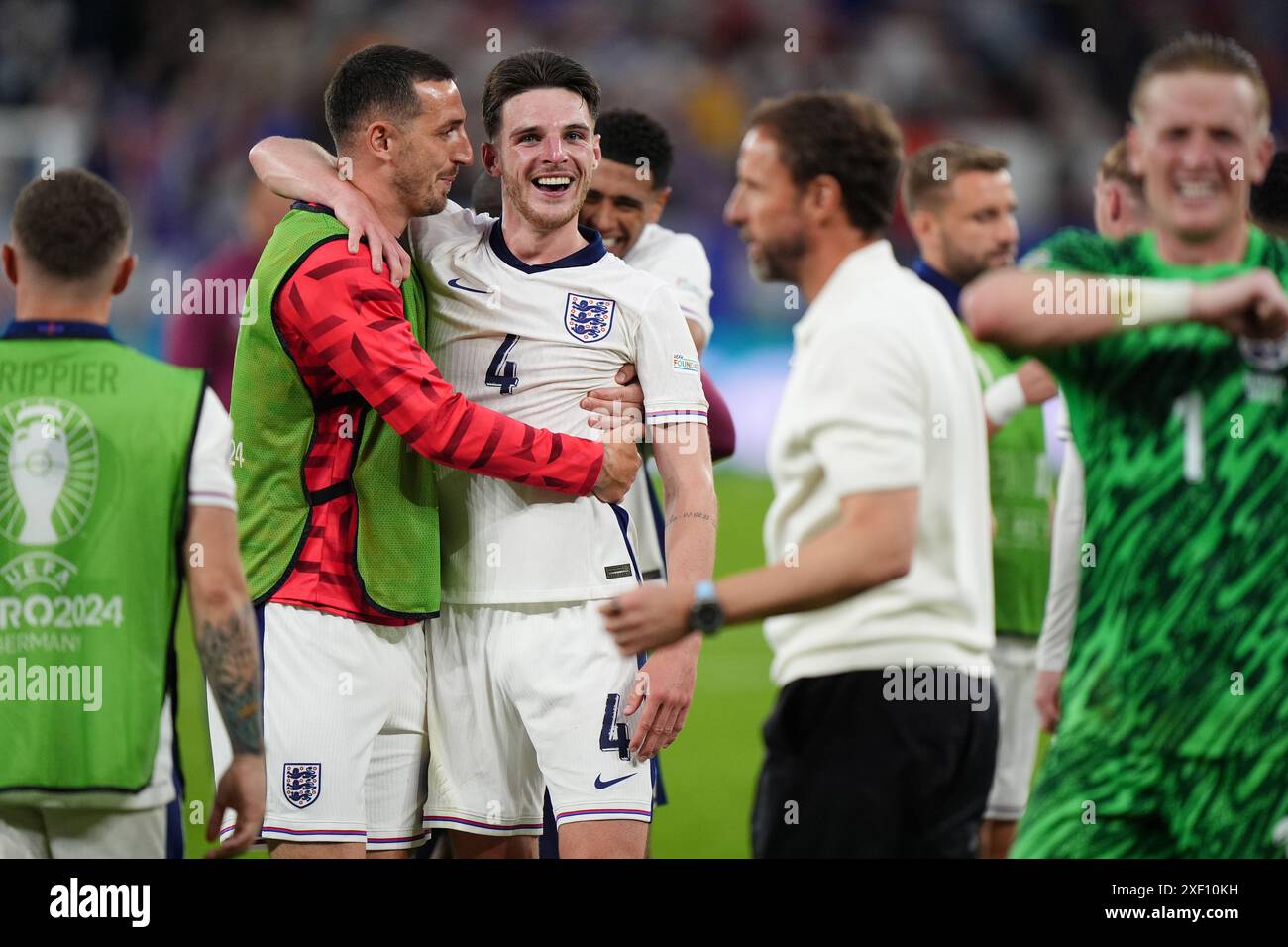 Englands Declan Rice (Mitte) und Englands Lewis Dunk gehen nach dem ...