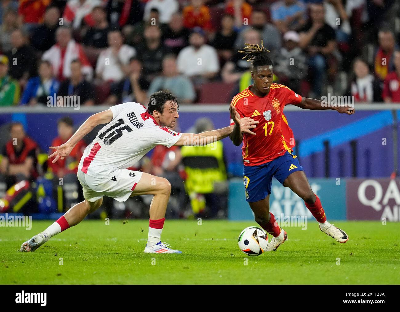 Giorgi Gvelesiani (links) und Spaniens Nico Williams kämpfen um den ...