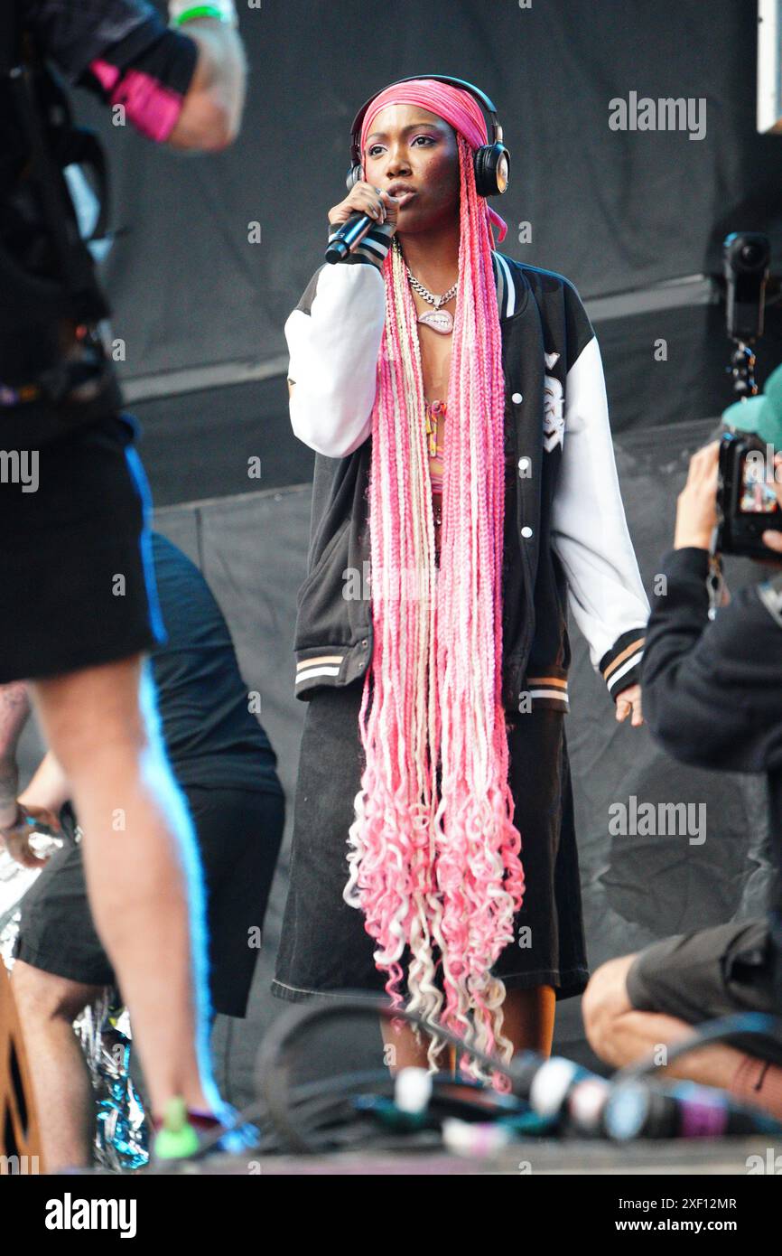 Romaya, 18 aus West-London, beim Glastonbury Festival auf der Worthy ...