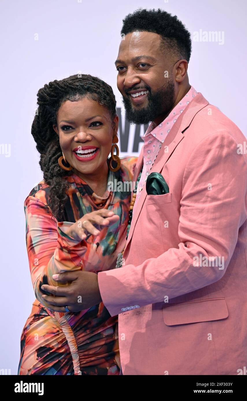 Los Angeles, Usa. 30. Juni 2024. Yvette Nicole Brown (L) und Anthony ...